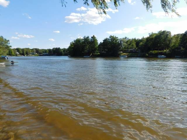 Smallwood Lake Waterfront Home for Sale! 681 Lakeshore