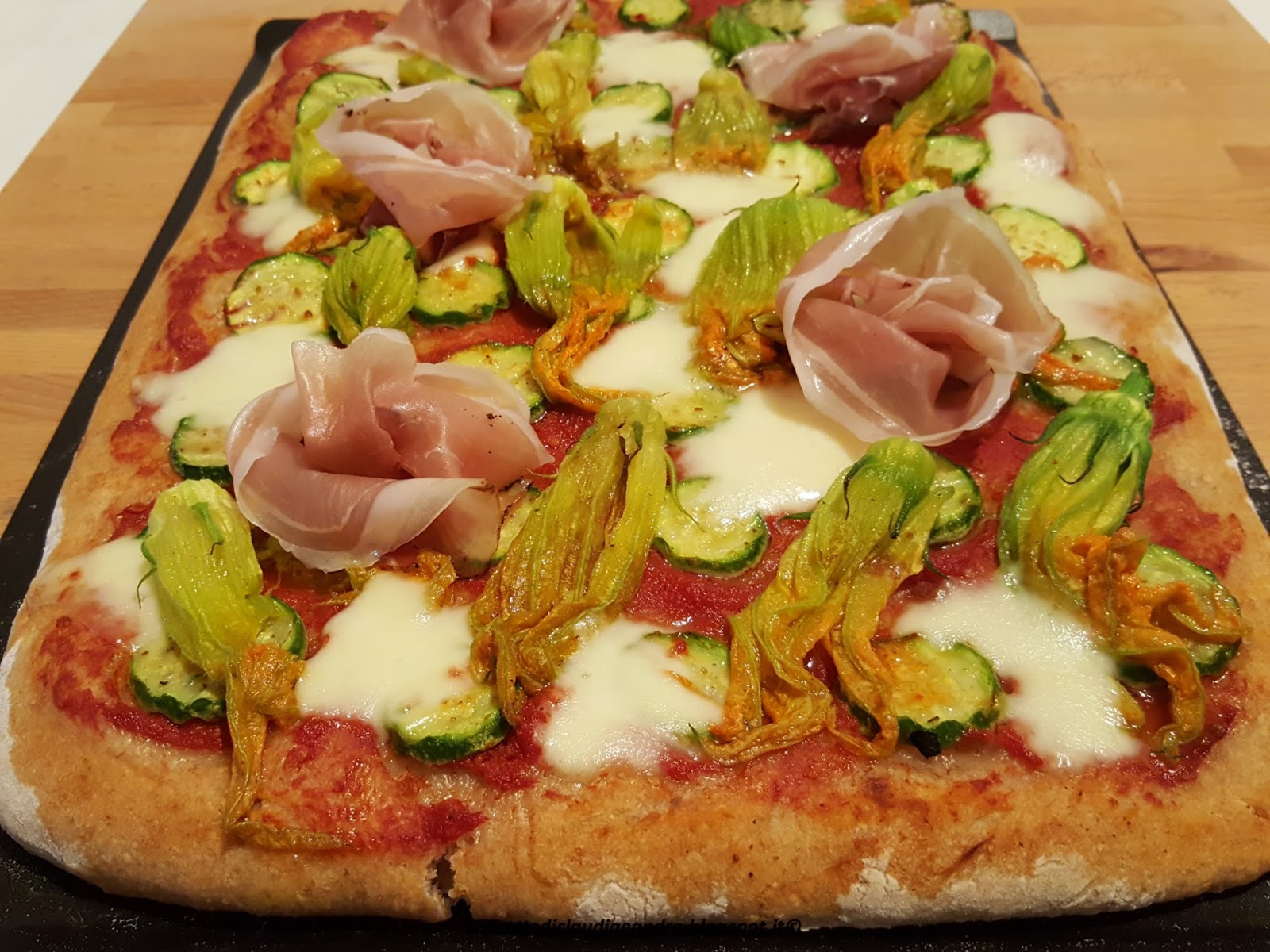 Pizza semintegrale con fiori di zucca, mozzarella, speck e lievito ...
