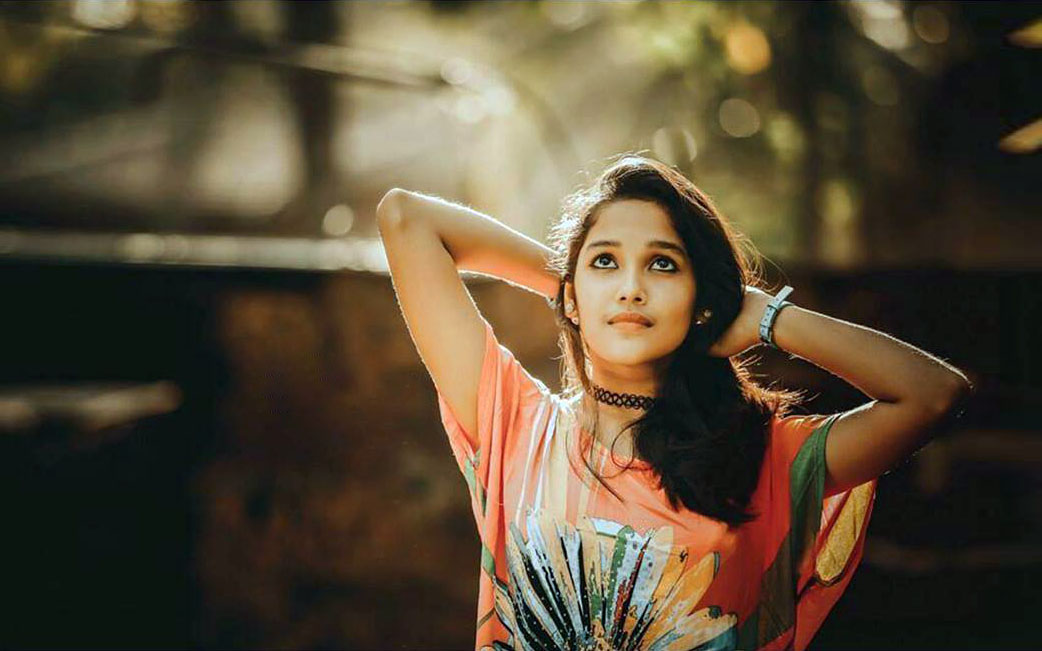 Cinema kuruvi: Anikha Surendran Cute Wallpaper
