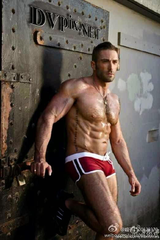 Yo Y Mi Paquete gay: Seminarista, policía y Actor porno, Jake Floyd o Jake Genesis