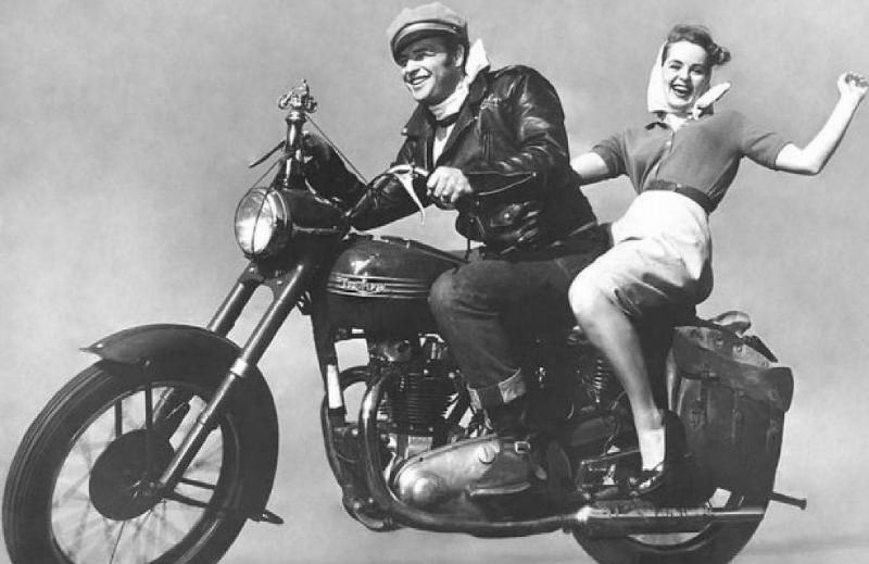 Amazing Vintage Photos of Marlon Brando Posing With His Own 650cc Triumph Thunderbird in “The ...