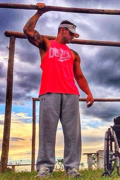 Ex-BBB Fernando Fernandes posta foto de pê, após quase cinco anos de ...