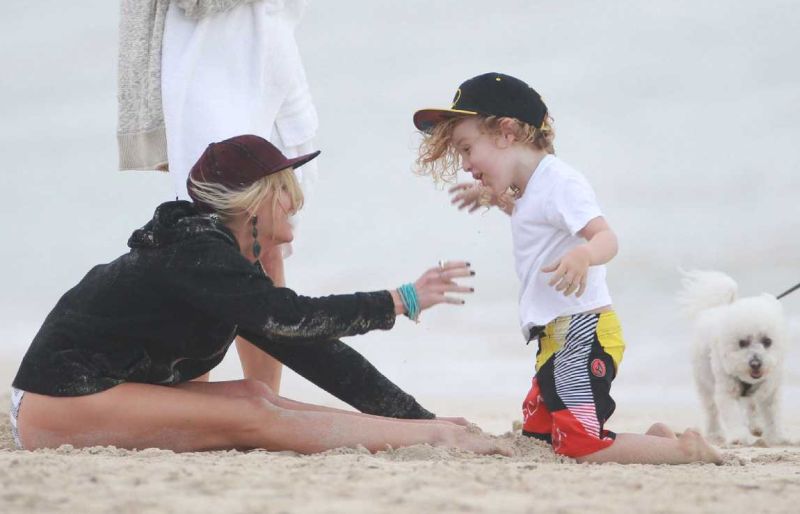 Retro Bikini: Ashlee Simpson Wears “Zig Zag Bikini” At Hawaii (35 Photos)