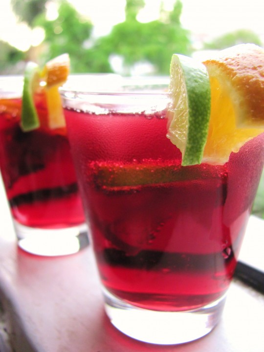 Calimocho, vino cortado o jote. Simplemente vino con cola.