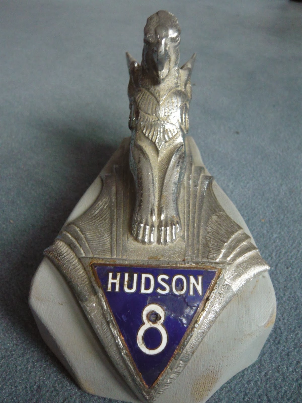 RadiatorEmblems: Mascots with incorporated emblem