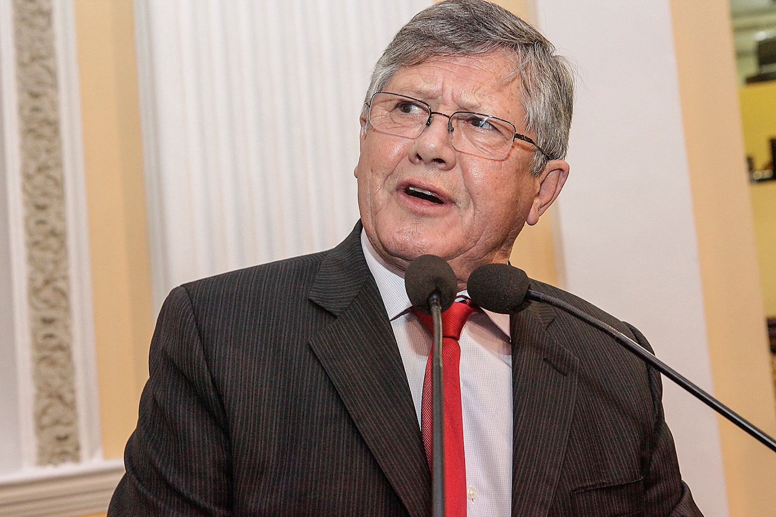 Deputado Ângelo Ferreira é vaiado - Diário de Sertânia