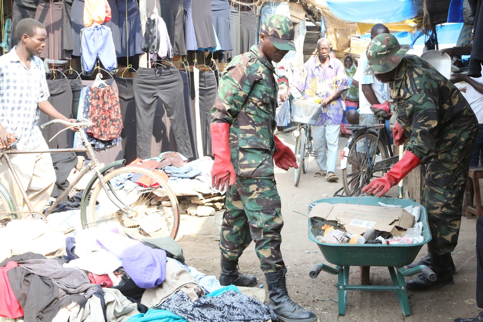 TABORA LEO HABARI: JWTZ TABORA WAFANYA USAFI WA MAZINGIRA SOKO KUU LA ...