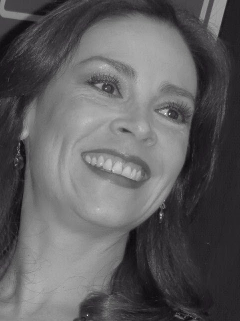 internautaSOY: ISADORA GONZALEZ GENIAL EN MUJERES.COM DE TEATRO EN CORTO