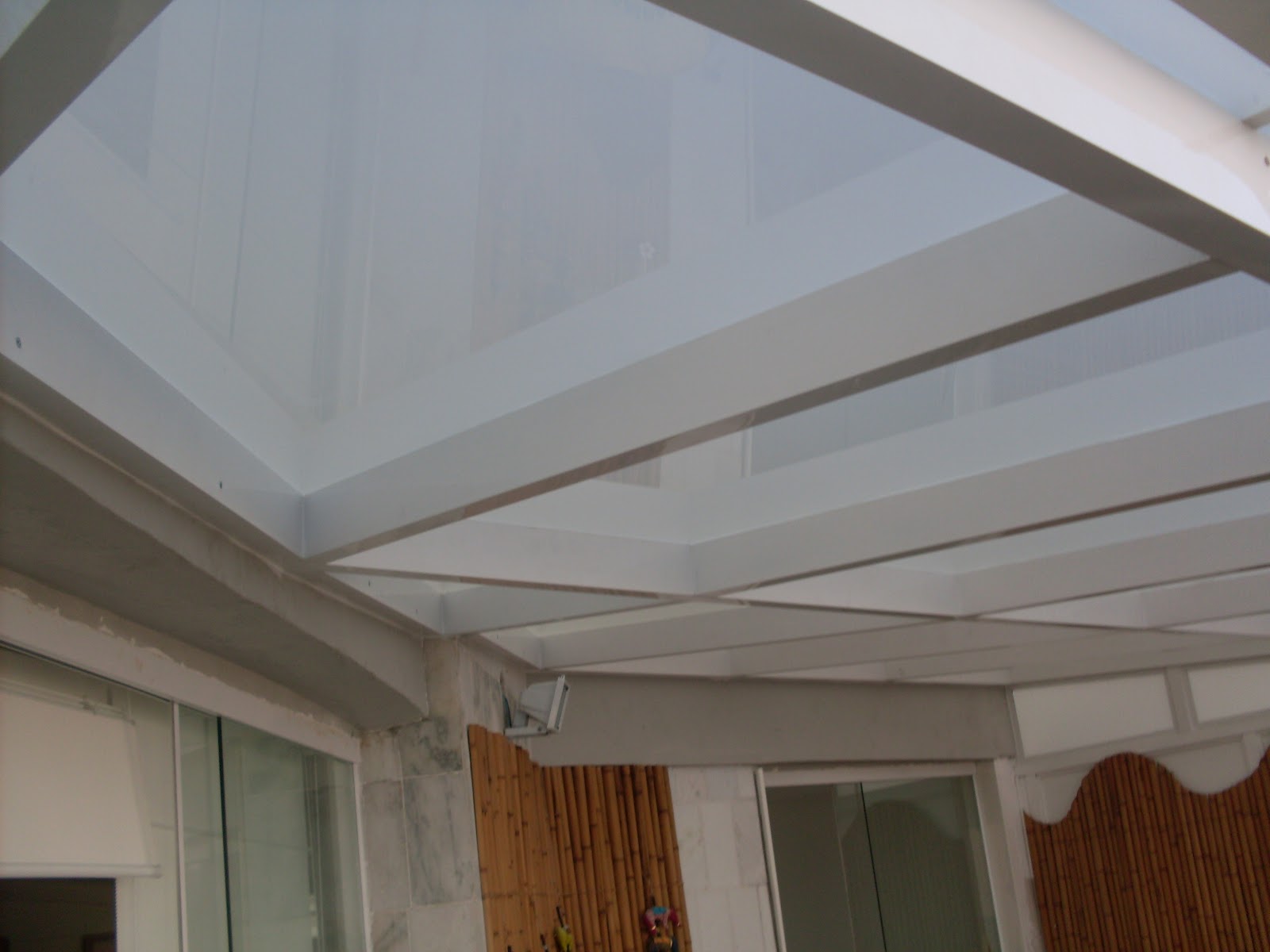 Enzo Vidraçaria e Serralheria: Clarabóia em Vidro Laminado Opaco