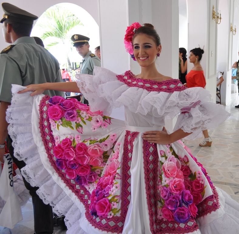 ARTESANÍA: VESTIDO TÍPICO DEL BAMBUCO HUILENSE