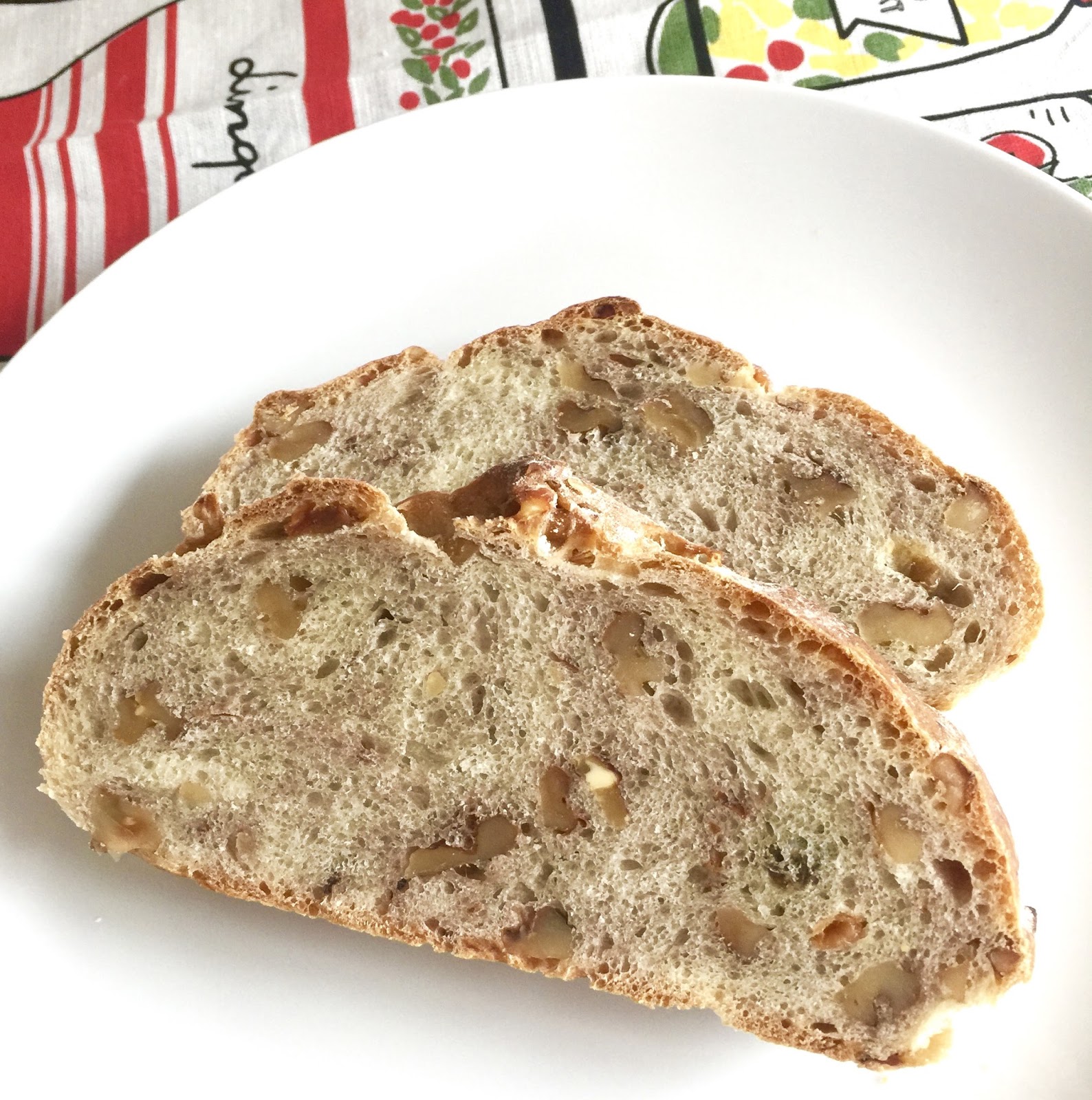 Feast Your Eyes: Walnut Raisin Bread