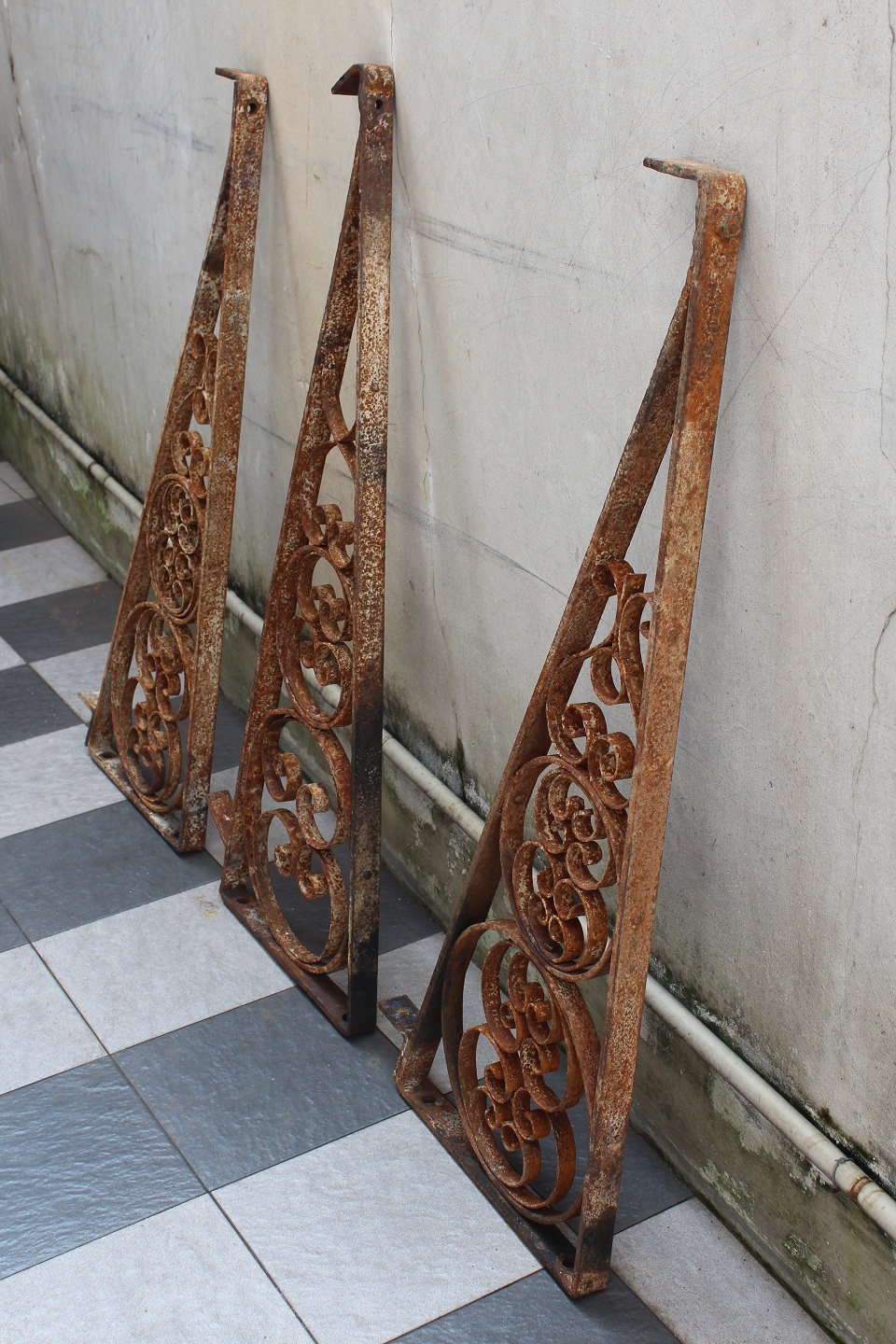 Antikpisan: 3 Buah Konsol Besi Eks Bangunan Pecinan Era Ned - Ind ( 06 )