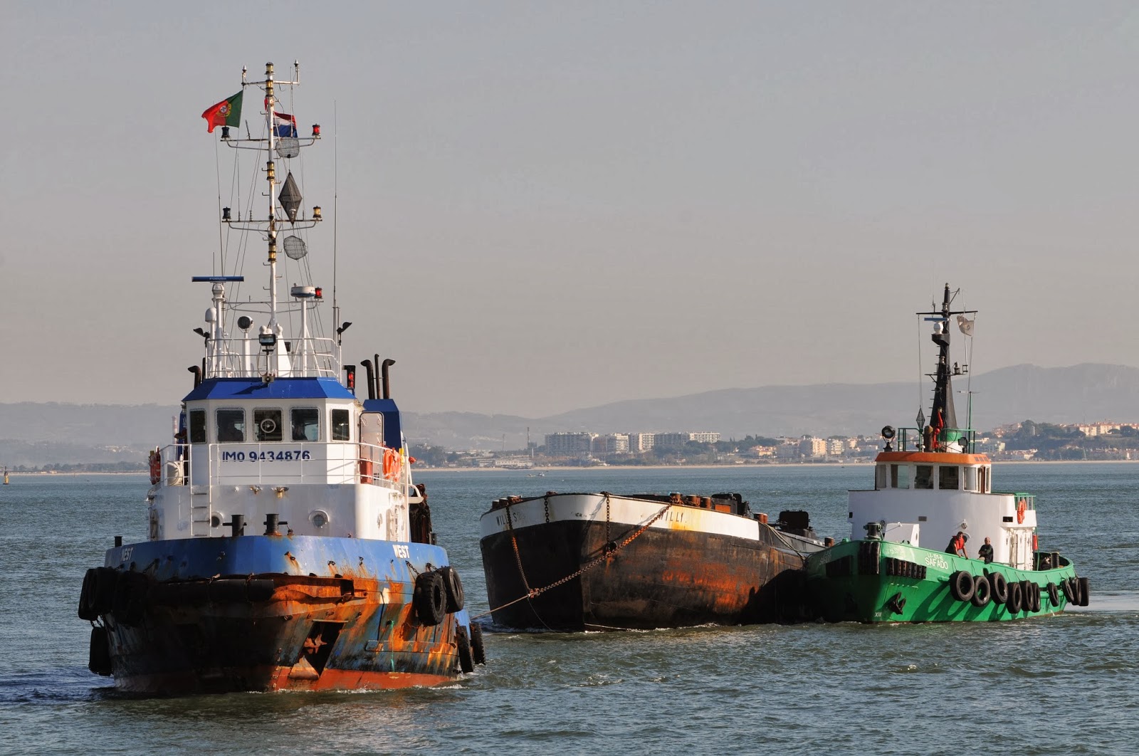 SHIPS & THE SEA - BLOGUE dos NAVIOS e do MAR: Batelão WILLI S partido ...