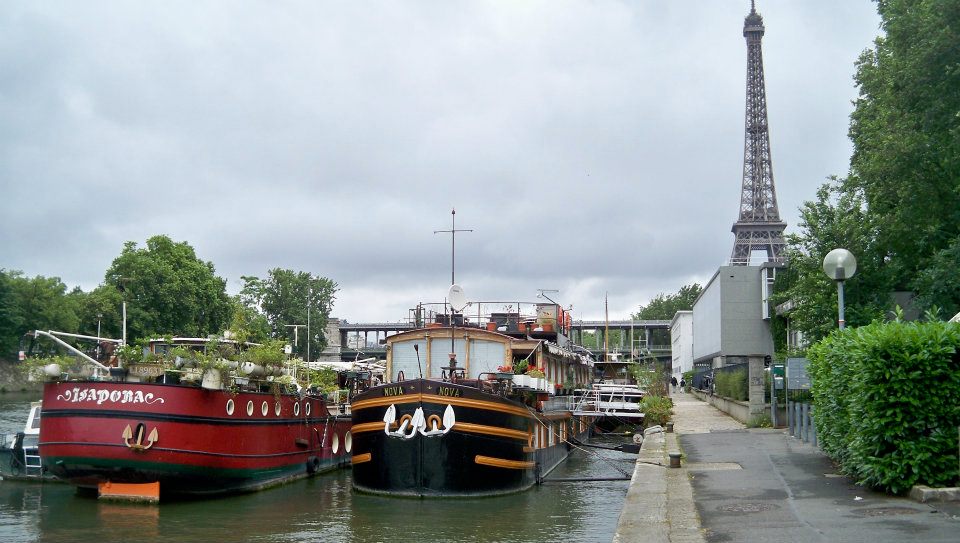 On the boat again ...: Au pied de la Tour Eiffel, un podium