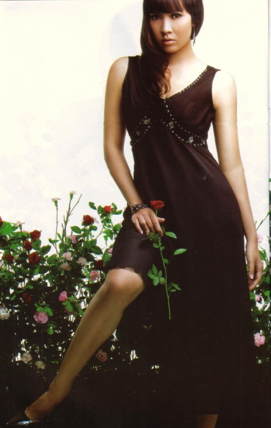 Arloo's Myanmar Model Gallery: Moe Hay Ko - Hotness With Roses