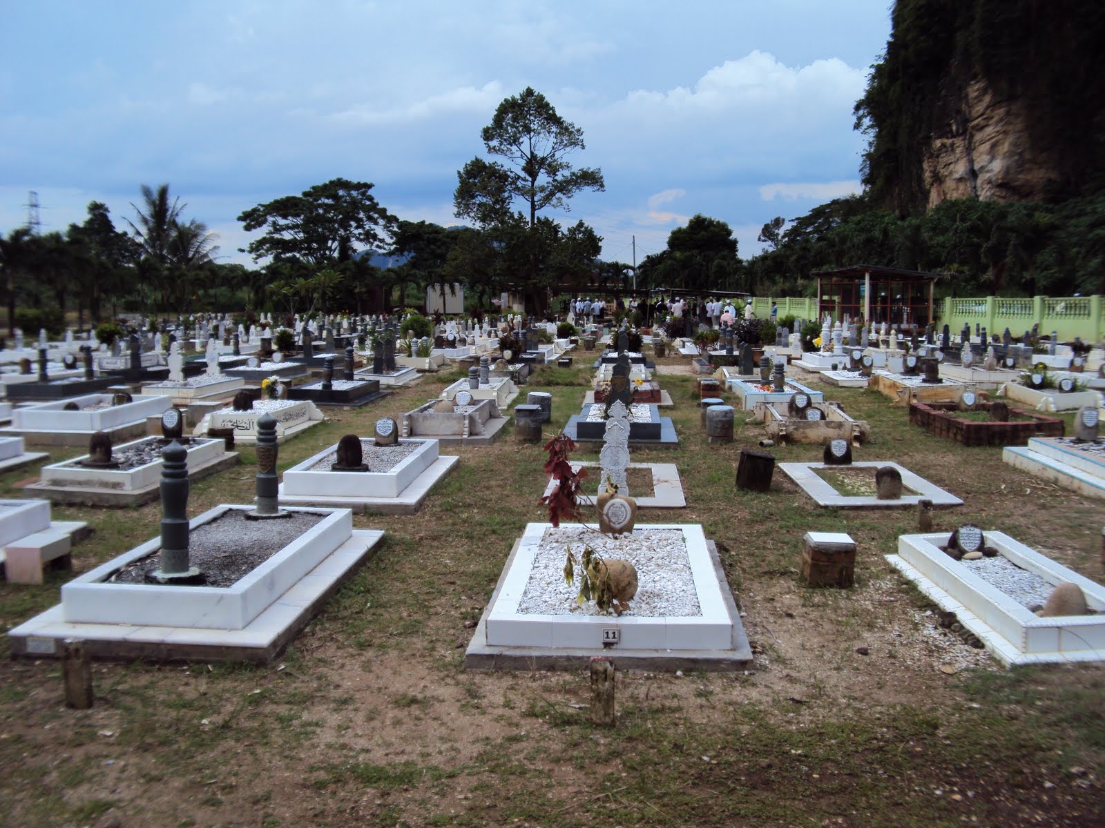 i love my old times..: Raudhatul Sakinah, Kubur Dalam Taman..