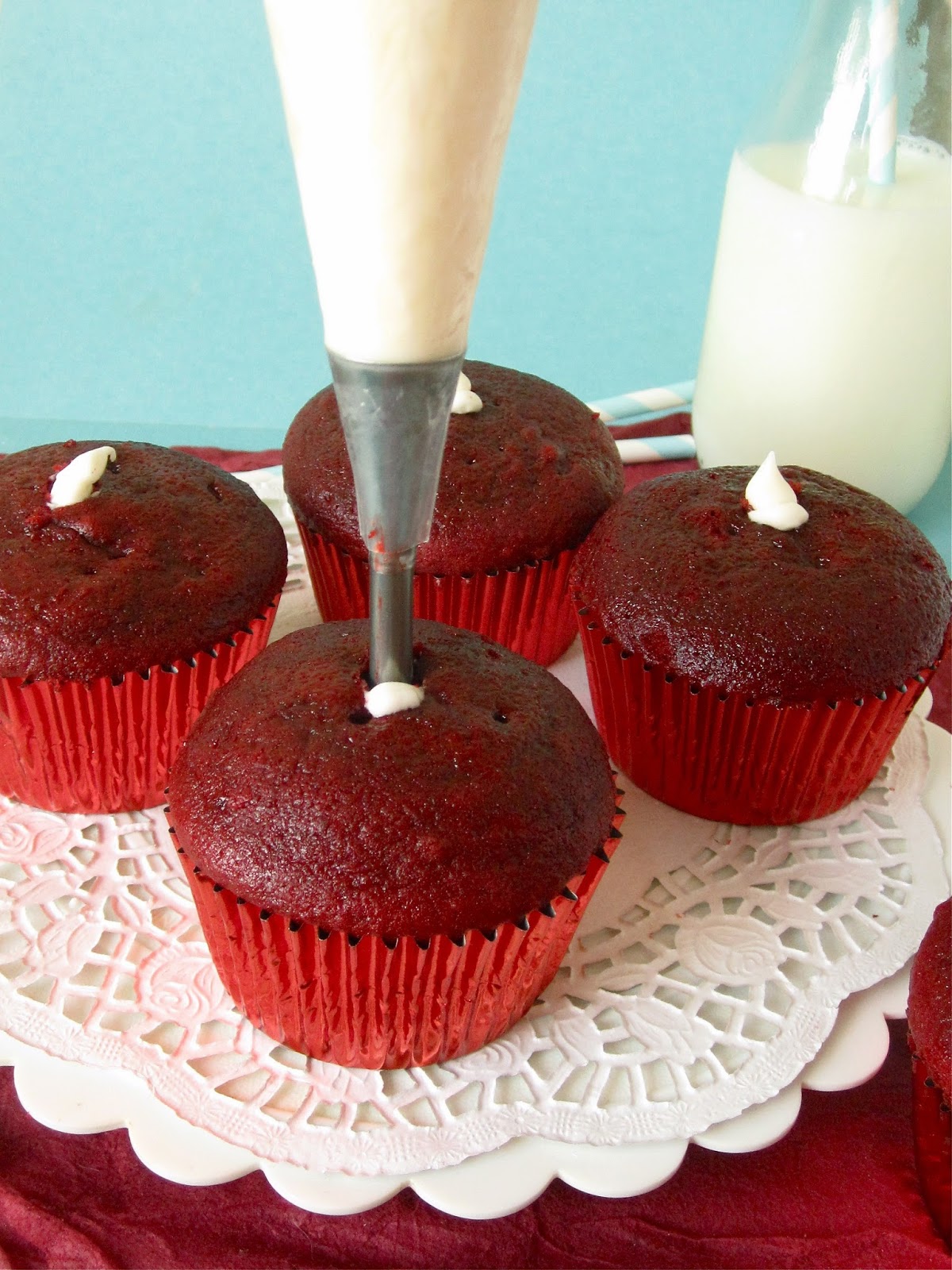 {VIDEO} THE BEST Red Velvet Cupcakes with Cream Cheese Frosting - The ...