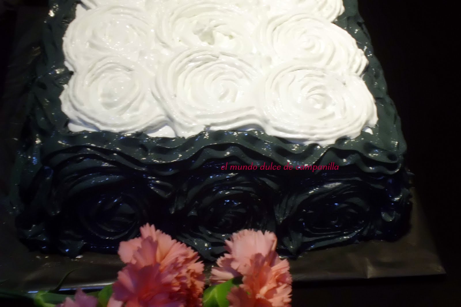 EL MUNDO DULCE DE CAMPANILLA: TARTA DE ROSAS NEGRAS Y BLANCAS