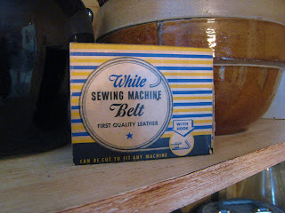 The Vintage Seamstress: The OTHER Vintage Sewing Machine...WHITE...
