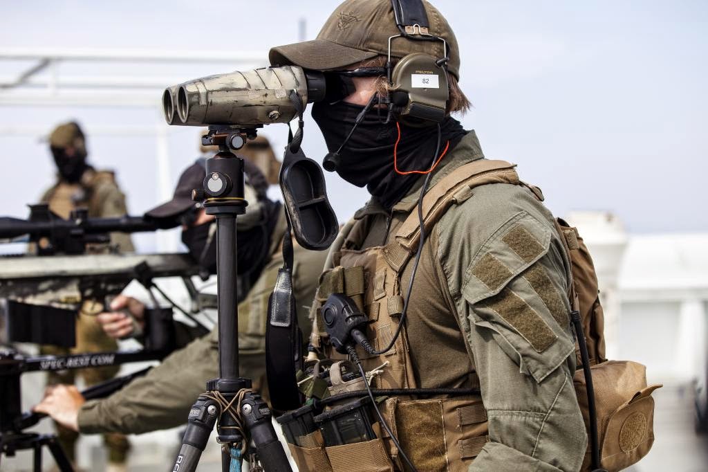 Kystjegerkommandoen (KJK) на HNoMS "Helge Ingstad" (HING) в ходе ...