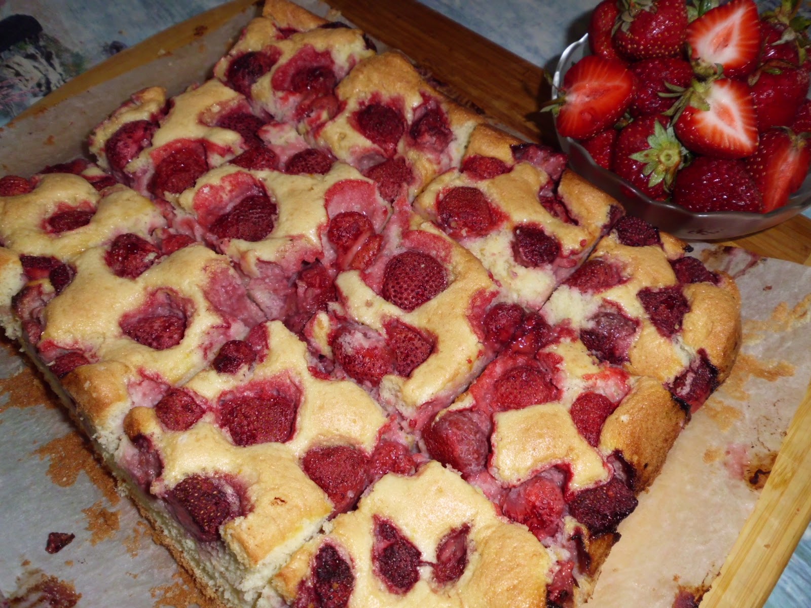 susu: Pandispan cu capsuni/visine