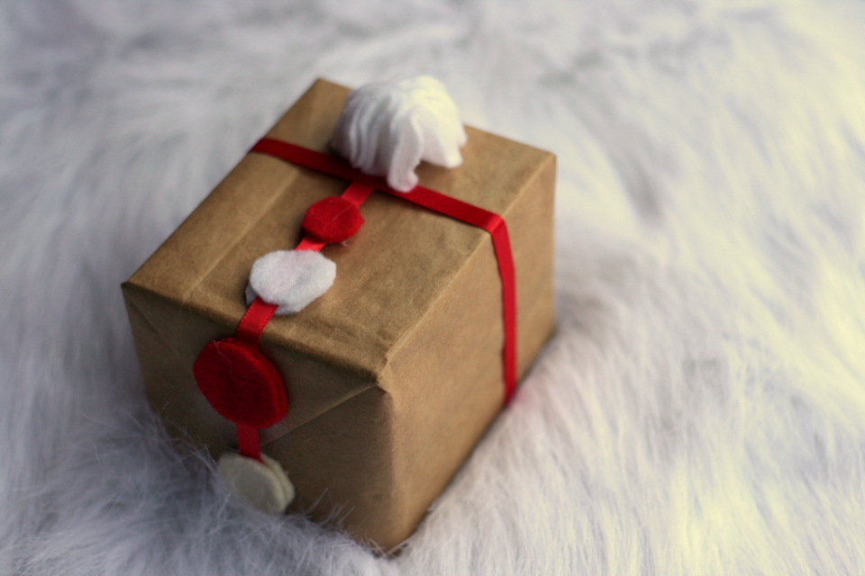 Brown paper and felt holiday gift wrapping success! / Create / Enjoy