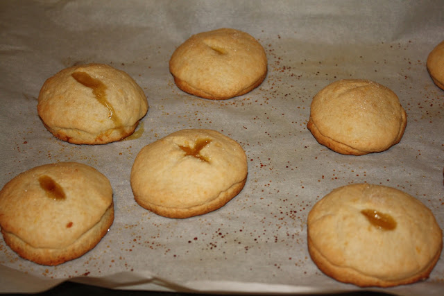 Charm Hour: Mini Mango Pies