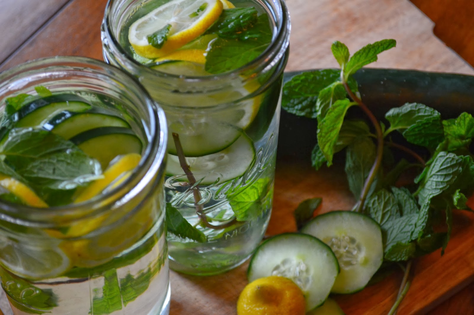 tomates verdes fritos: Agua desintoxicante de limón, pepino y menta