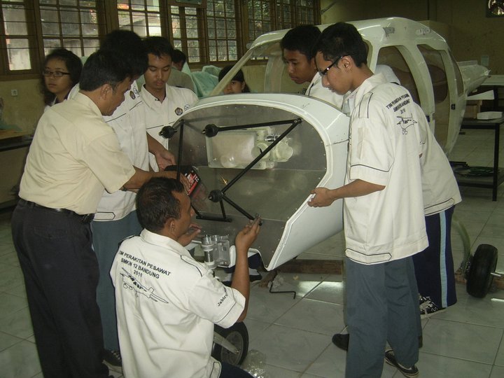 SMKN 12 BANDUNG: Perakitan Pesawat Jabiru