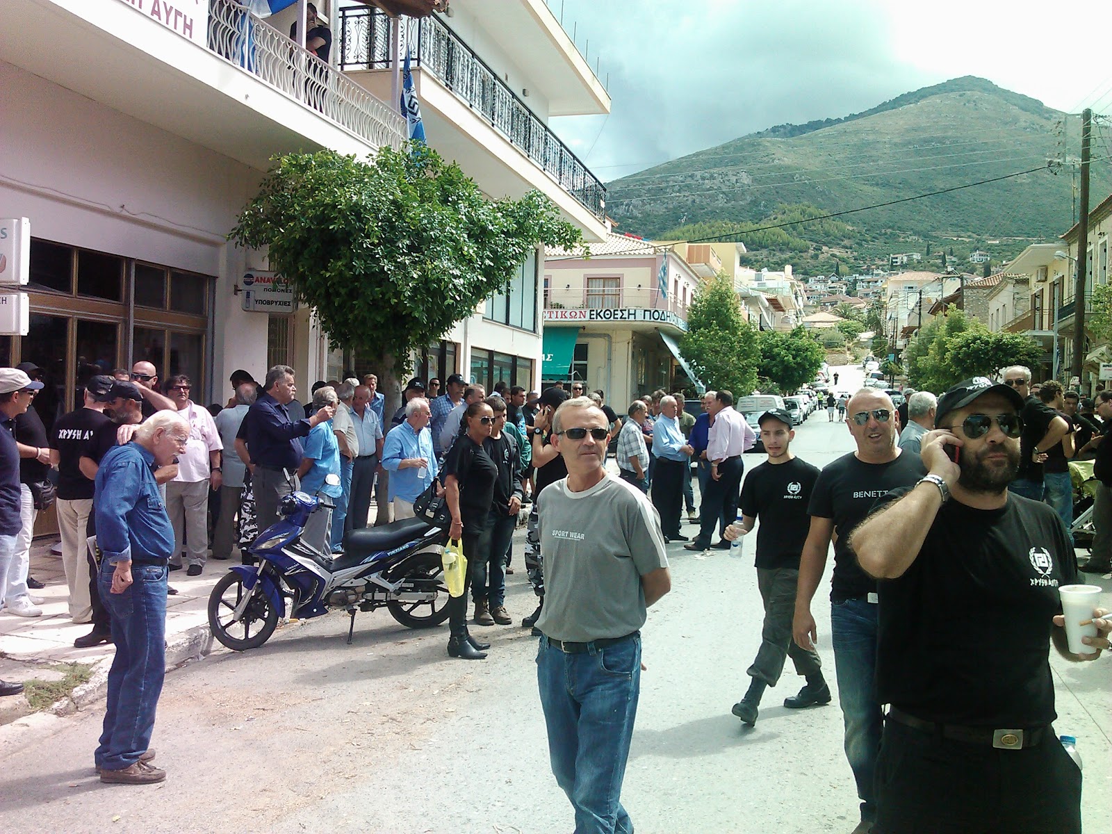 Kyparissia News Blog: Εγκαινια γραφειων Χρυσης Αυγης στη Κυπαρισσια.Η ...