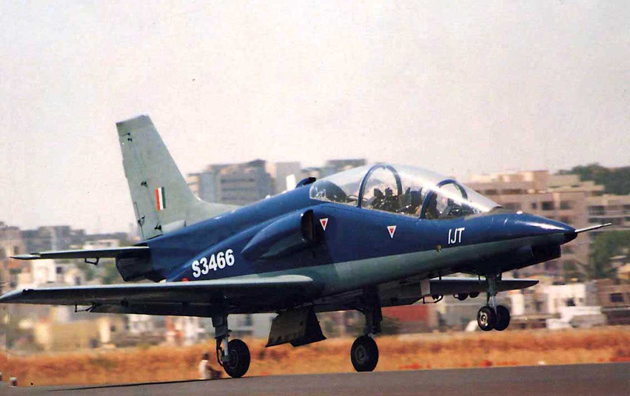 FDRA - Fuerza Aérea: Entrenador avanzado: Prototipo HAL HJT-36 Sitara