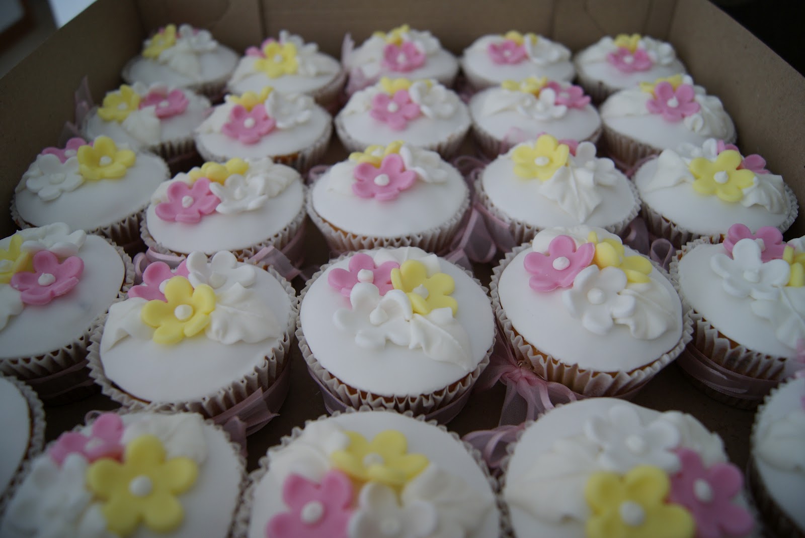 Lucimara Yozia Cake Design: cap cakes