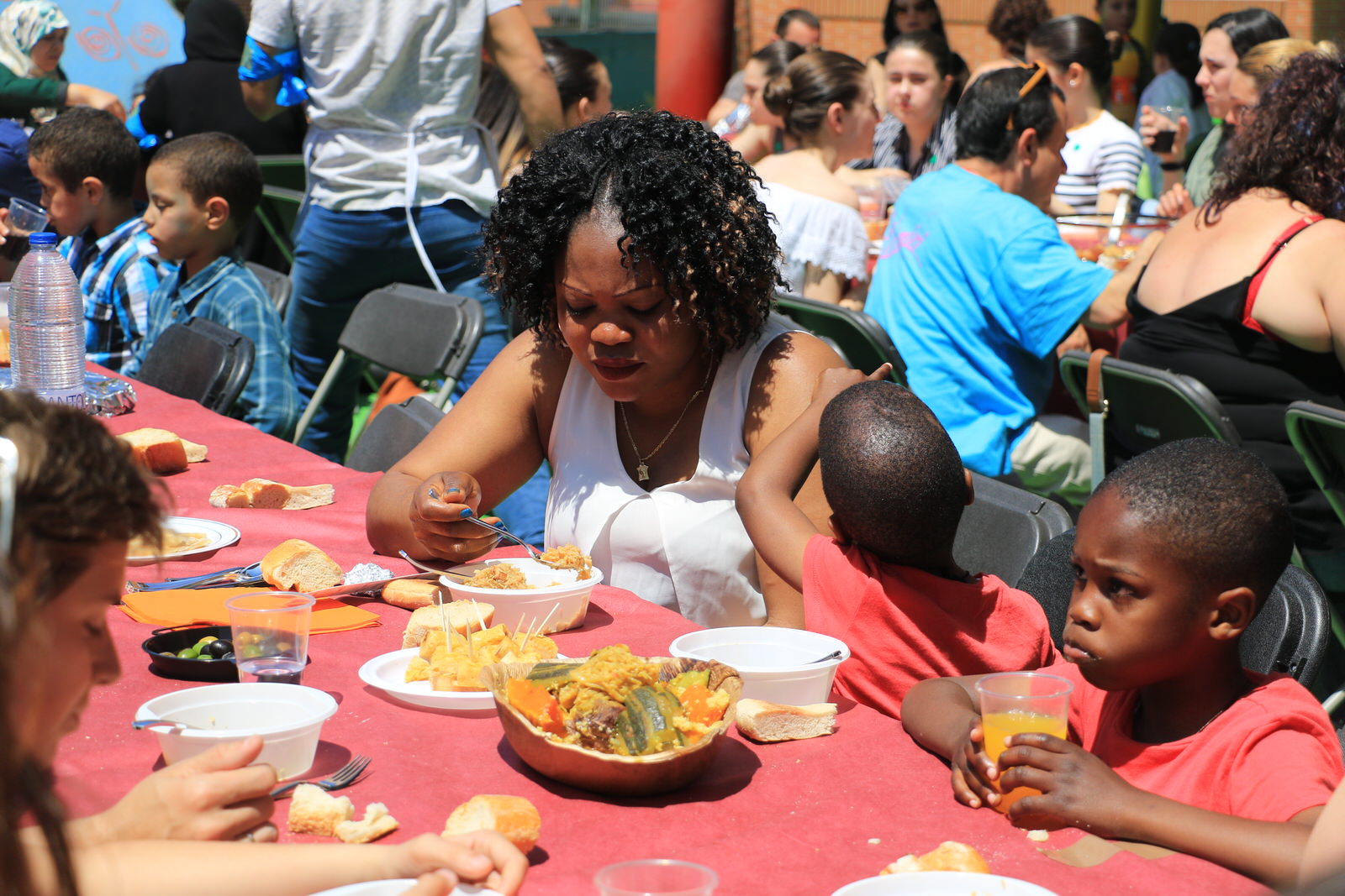 La comida multicultural de Somos Rontegi Gara une a 200 personas para ...