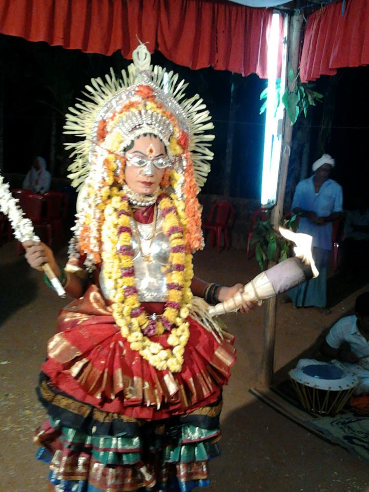 THULU ORIPUGA-kavyasutha : ದೈವೊಲೆನ ಮೋನೆದ ಬಣ್ಣಗಾರಿಕೆ
