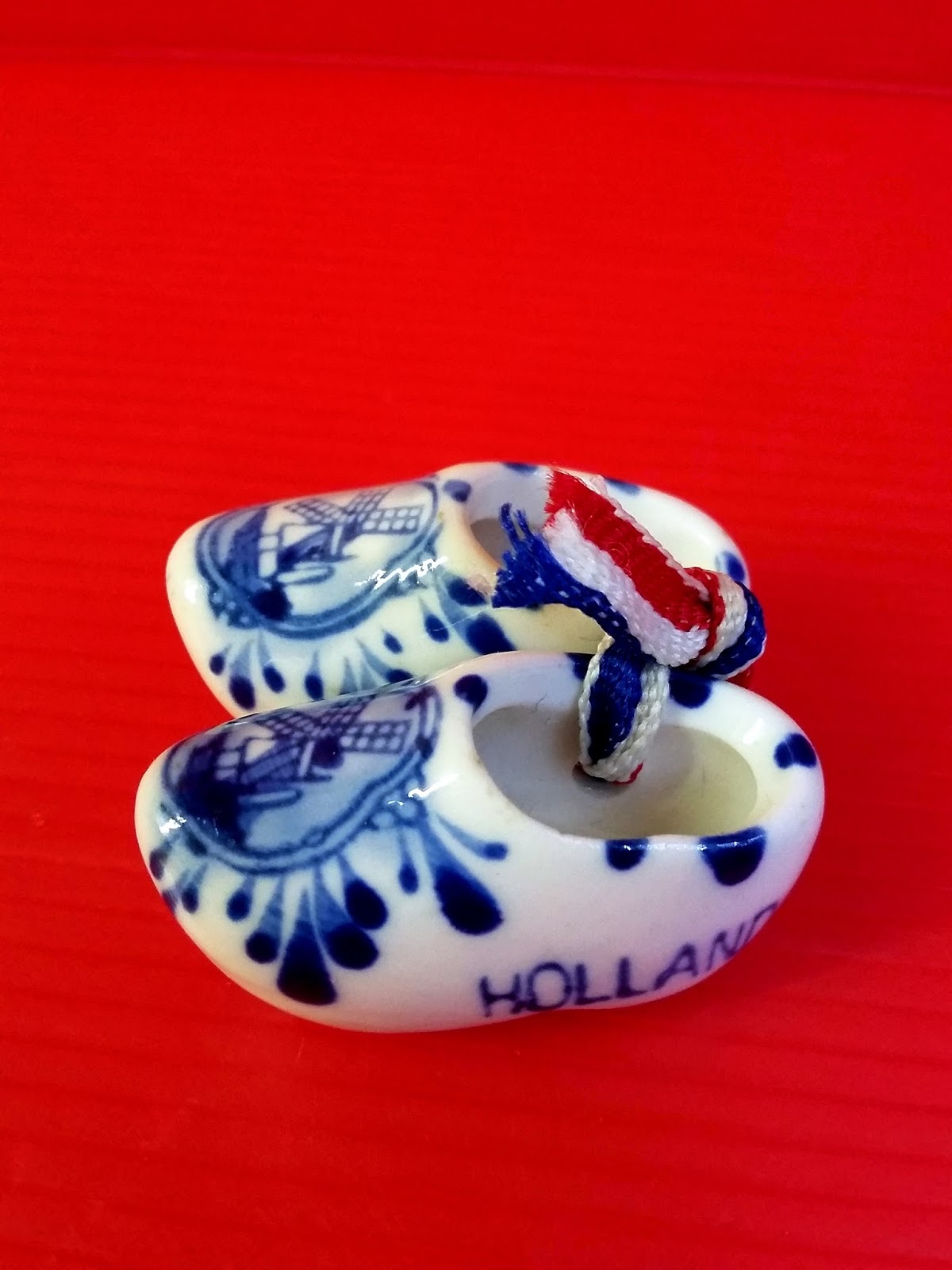 Koleksi Barang Bekas Unik: Set Klompen Mini Delft