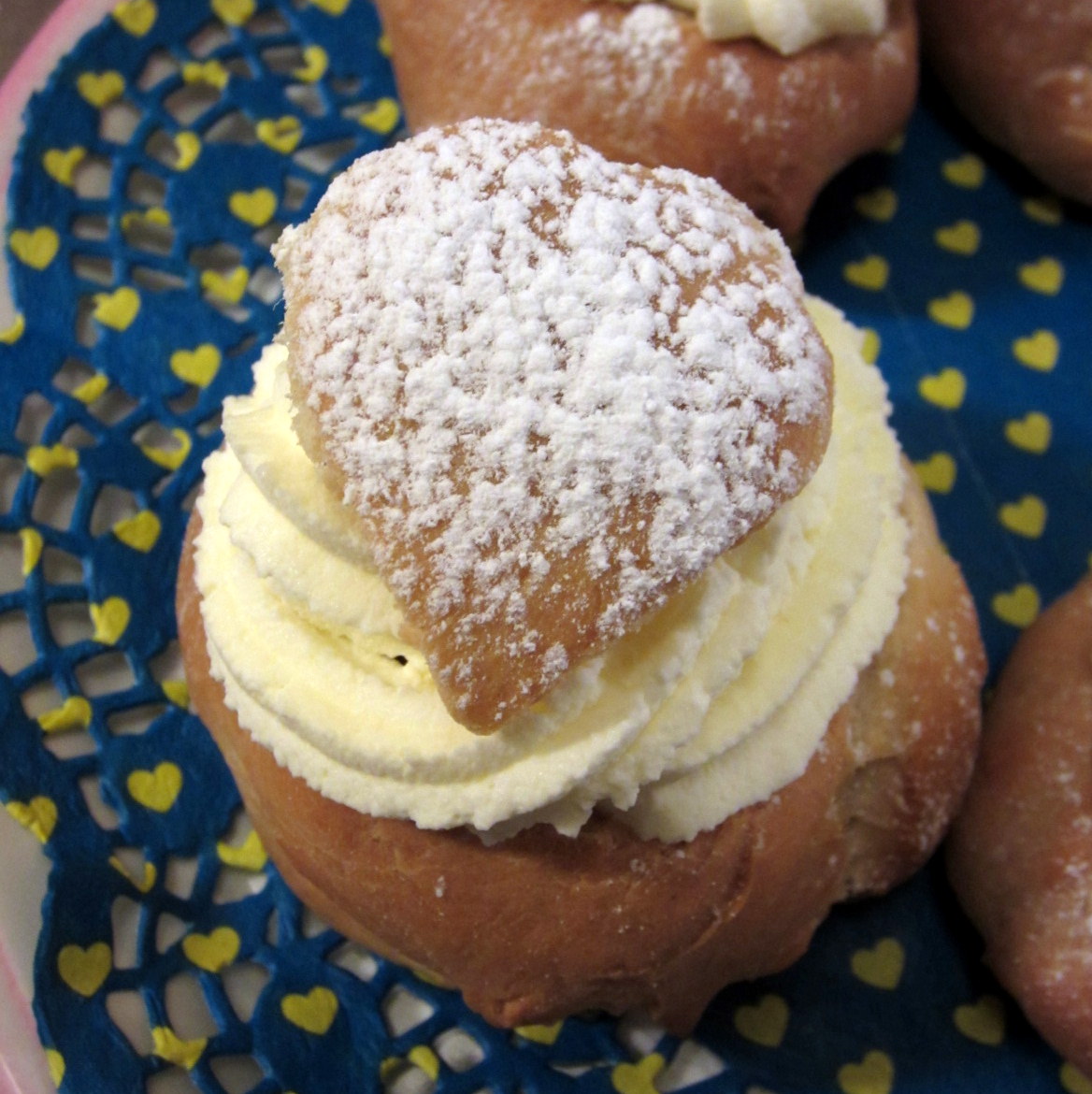 Baka och Dekorera: Dagens tips! Piffa upp Semlan med hjärtformat lock.