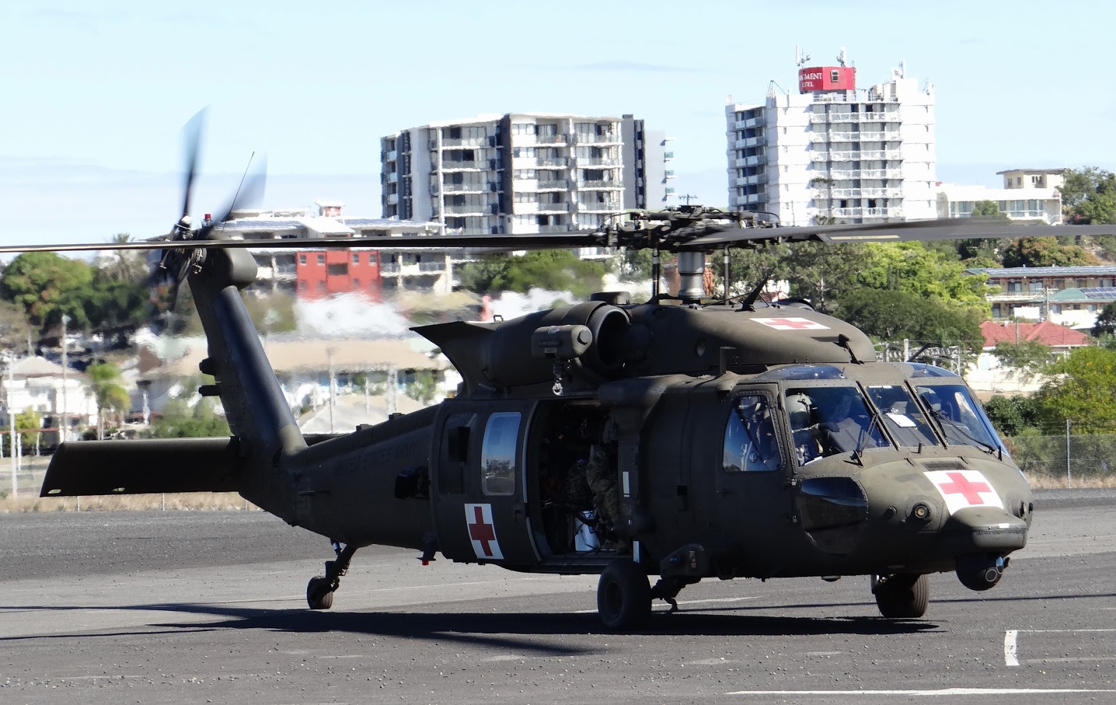 Air Queensland.blogspot: US Army Boeing AH-64 Apache and Sikorsky UH-60 ...