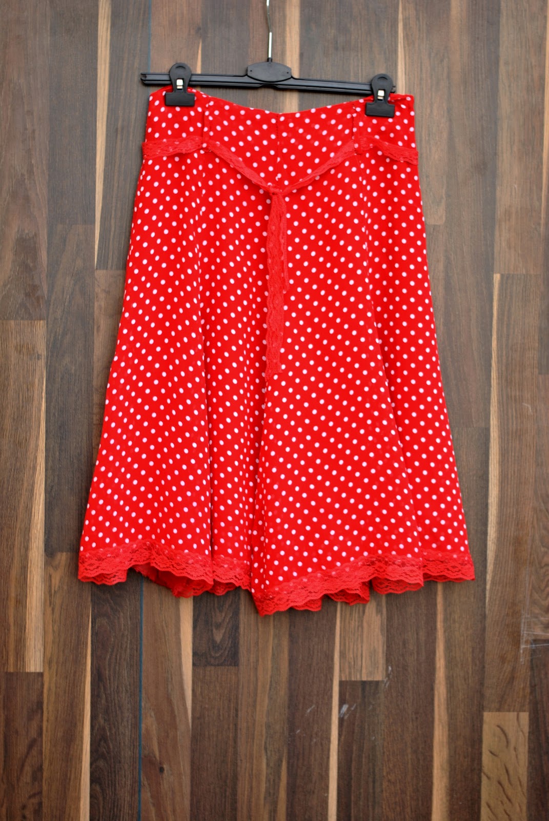 Magazinul verde: Fusta midi rosie cu buline albe