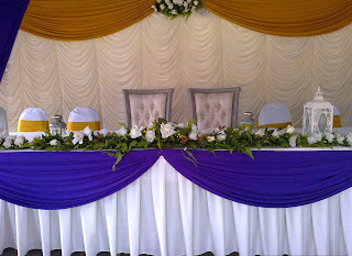 Meja Makan Beradab dan Hiasan