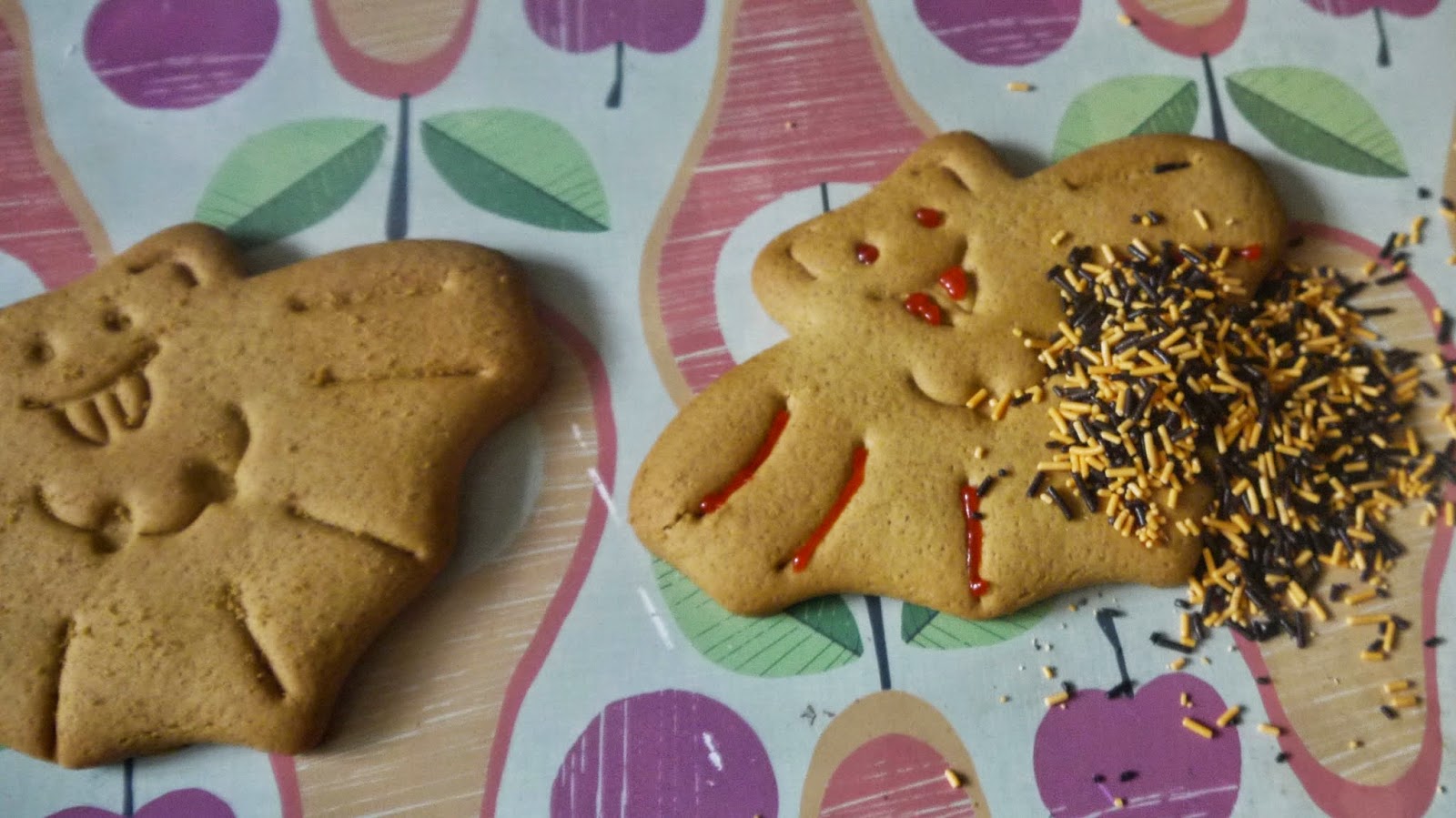 MUMMY MONDAY | DECORATING GINGERBREAD BATS