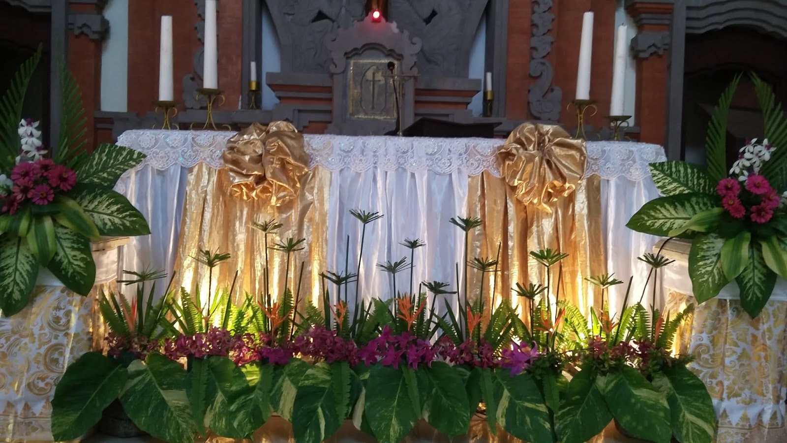 fredy: Rangkaian bunga altar Gereja Stasi Emmanuel Muncar