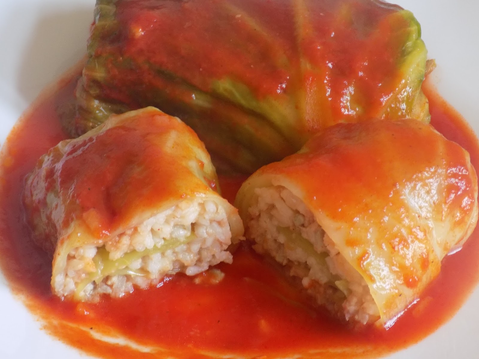 golabki z ryzem i miesem w sosie pomidorowym