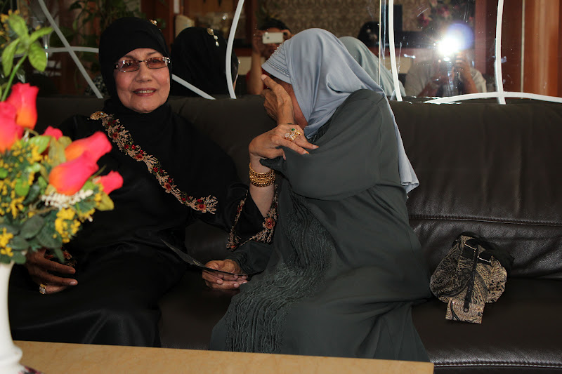 IPOH STATION ANTIQUE CAFE: NENG YATIMAH & HASHIMAH YON