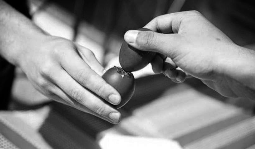 ΤΟ ΤΣΟΥΓΚΡΙΣΜΑ ΤΩΝ ΑΥΓΩΝ ΣΤΑ ΧΕΡΙΑ ΤΩΝ ΠΟΝΤΙΩΝ ΕΞΕΛΙΣΟΤΑΝ ΚΑΘΕ ΠΑΣΧΑ ΣΕ ...