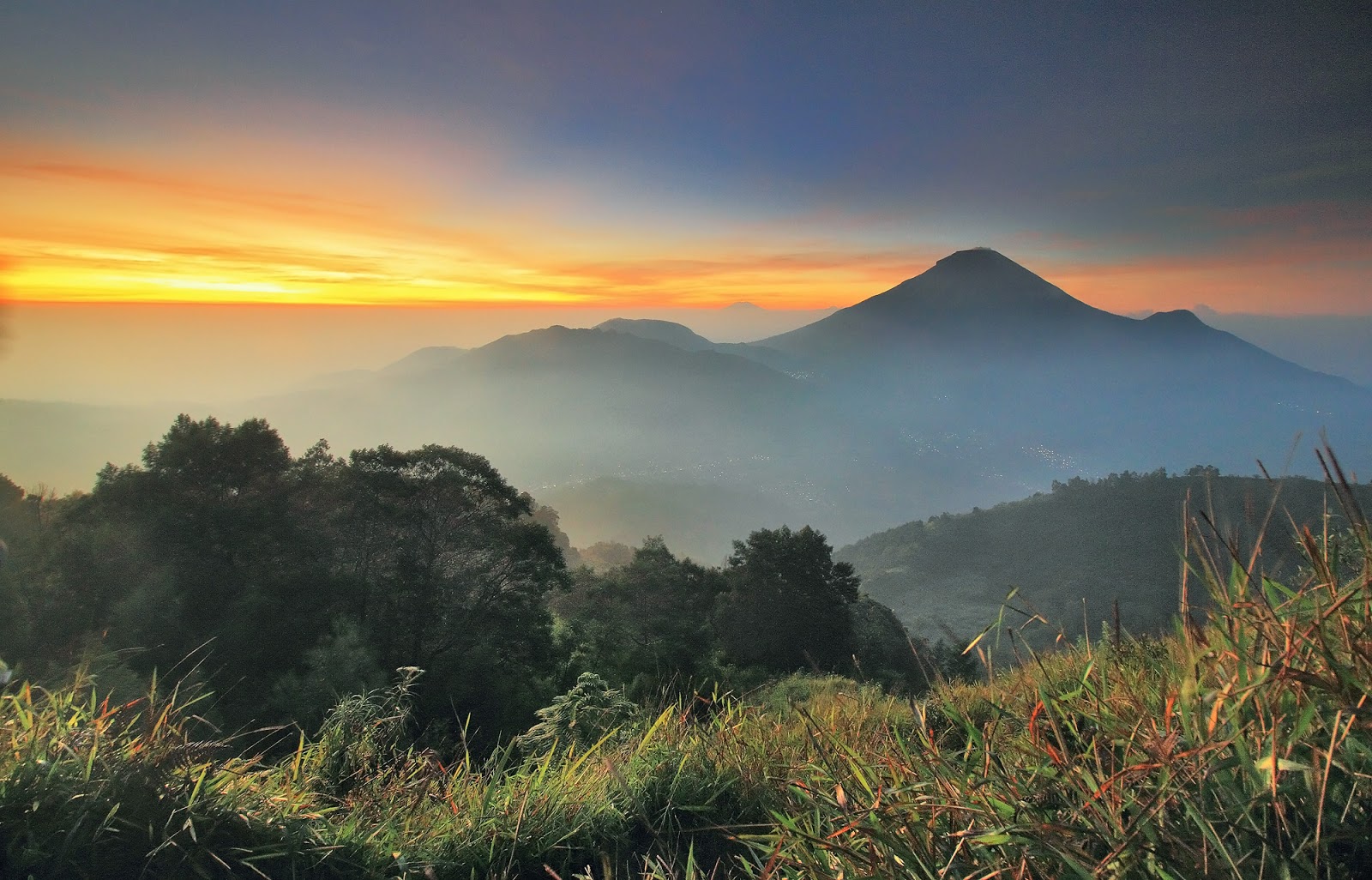 Indonesia Sungguh Indah: Matahari Pagi dari Puncak Sikunir