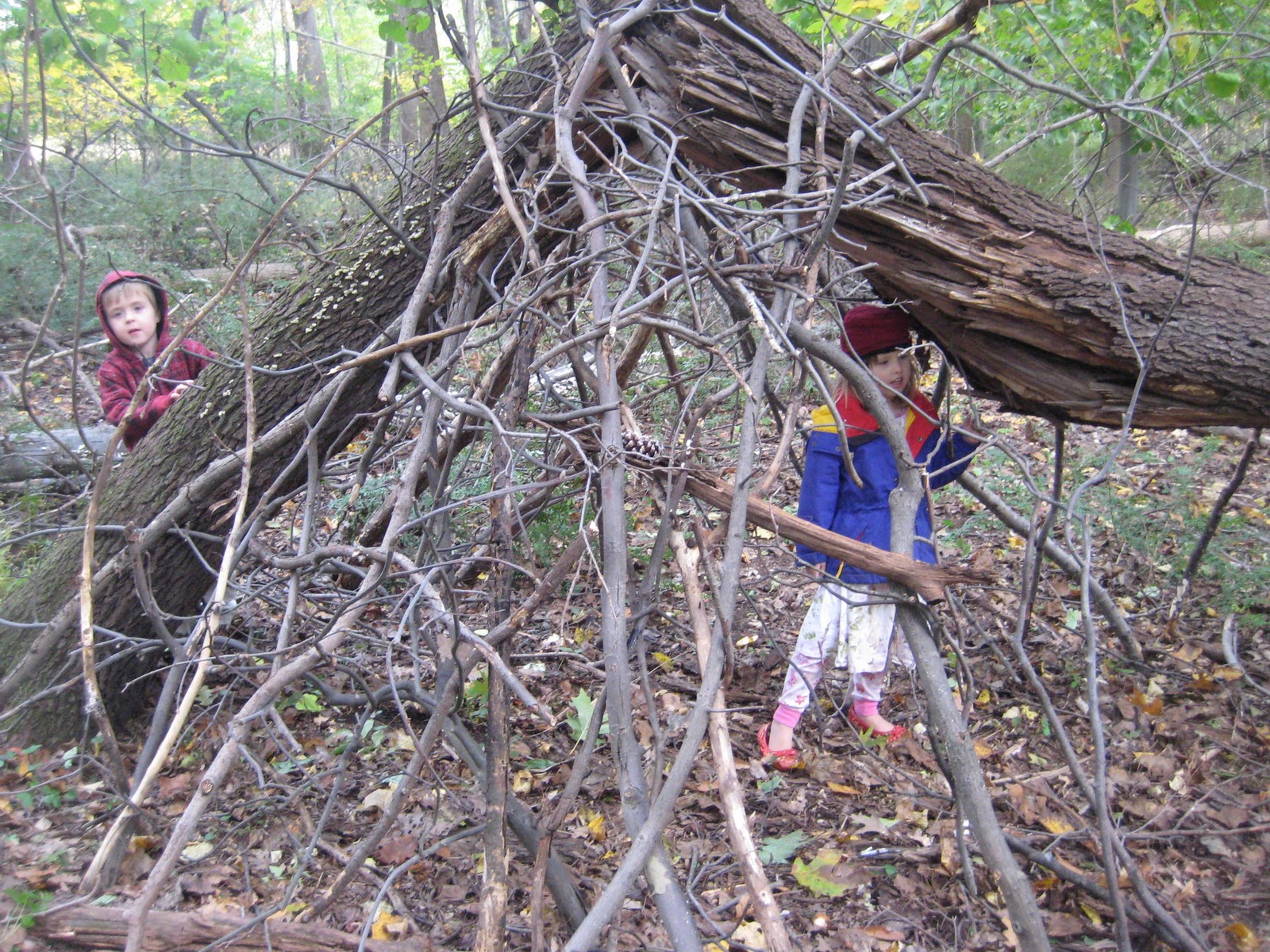Real Family Time: Cool fort! Building a hideout gets kids outdoors