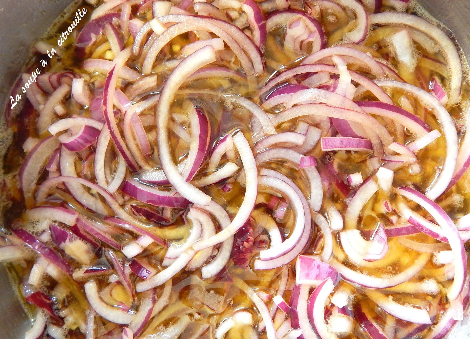 La soupe à la citrouille: Confit d'oignons rouges