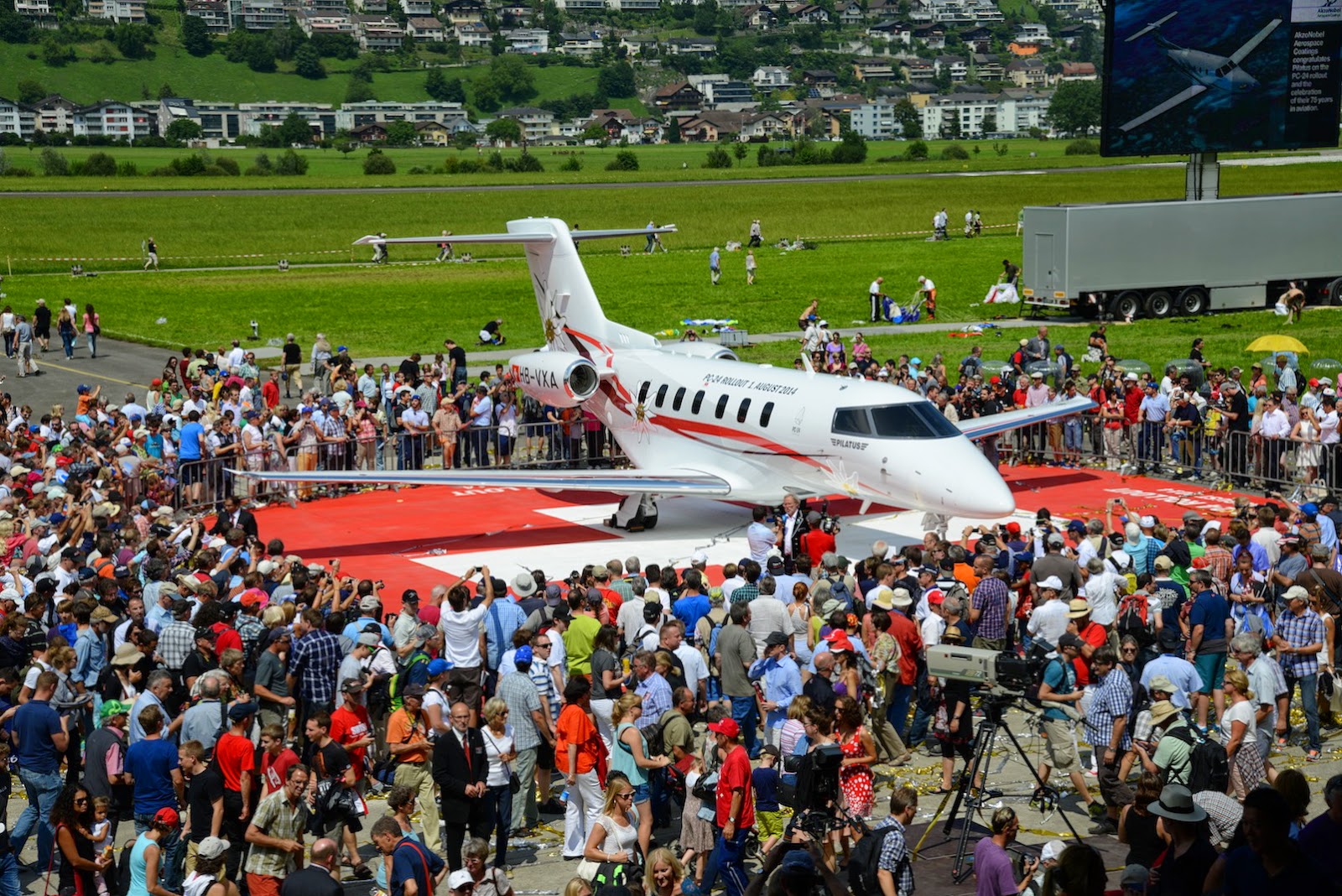 aero-wing: HB-VXA_Pilatus PC-24_LSZC_Rollout