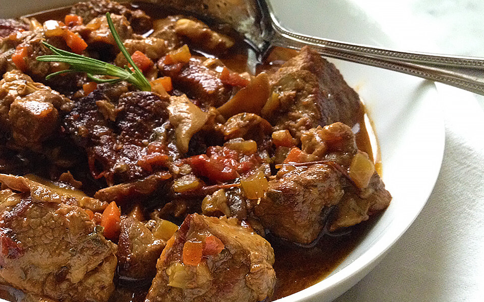 Cabrito Guisado com Vinho e Canela - Somos Madeira