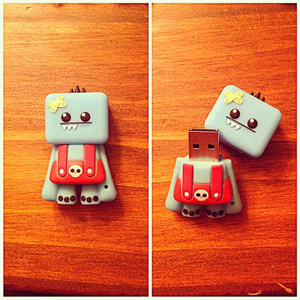 HIH Studios: So So Happy USB Flash Drive